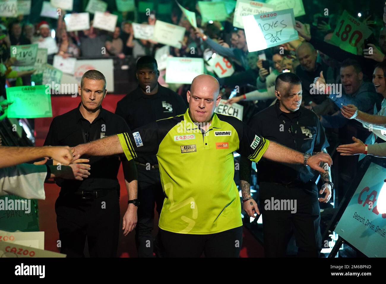 Michael van Gerwen geht durch die Menge vor dem Finale der Cazoo Dart ...