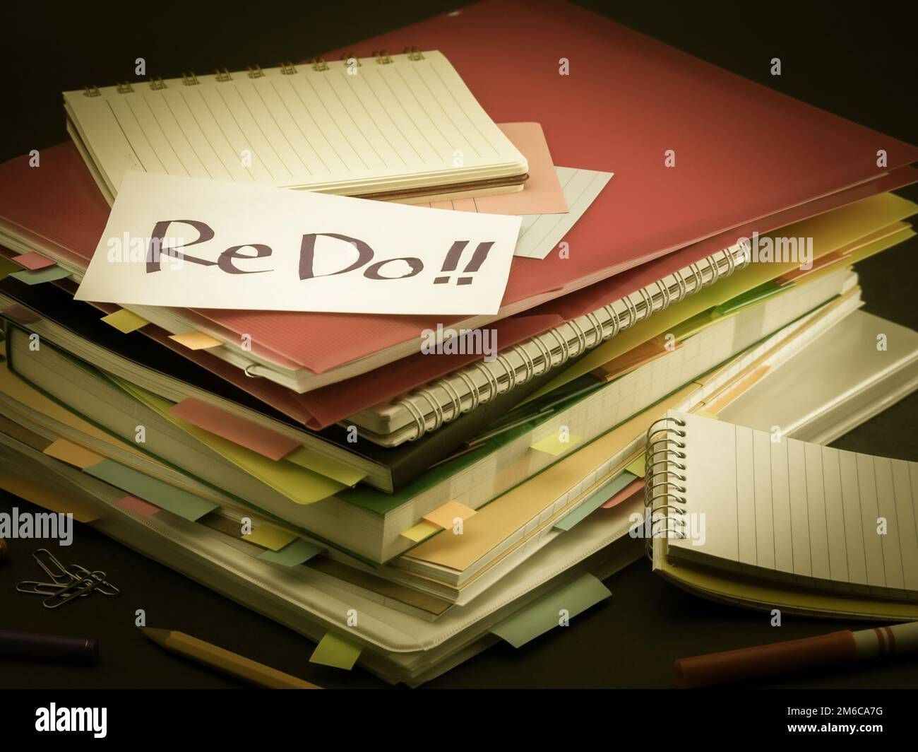 Unordentlicher haufen von dokumenten -Fotos und -Bildmaterial in hoher ...