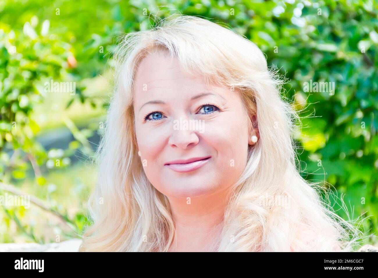 Hübsche reife frau augen -Fotos und -Bildmaterial in hoher Auflösung – Alamy