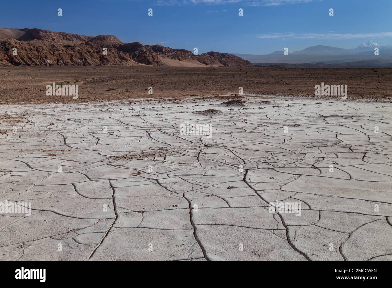 Gerissene Erde, mit getrocknetem Salz bedeckt. Valle de la Luna ...