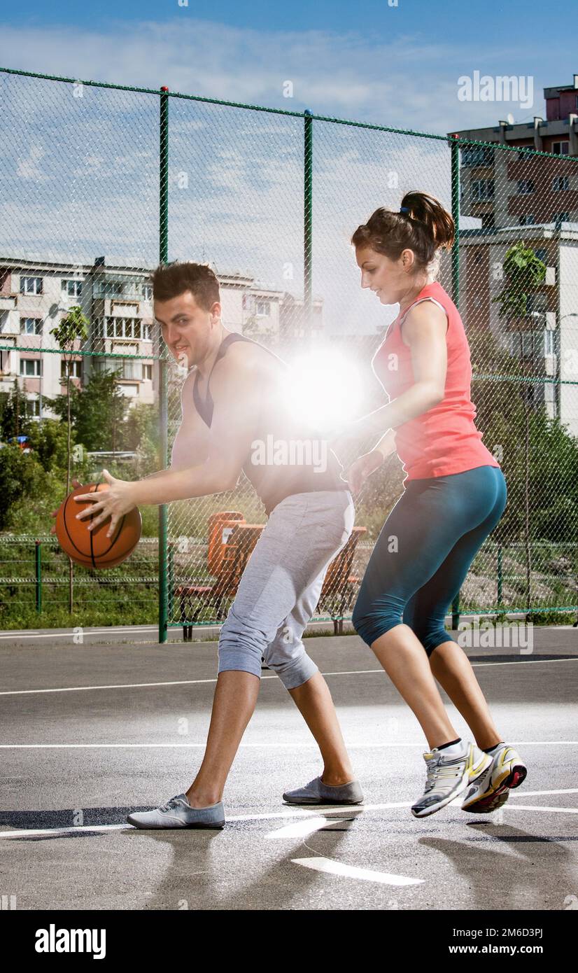Junger mann spielt basketball auf dem platz -Fotos und -Bildmaterial in ...