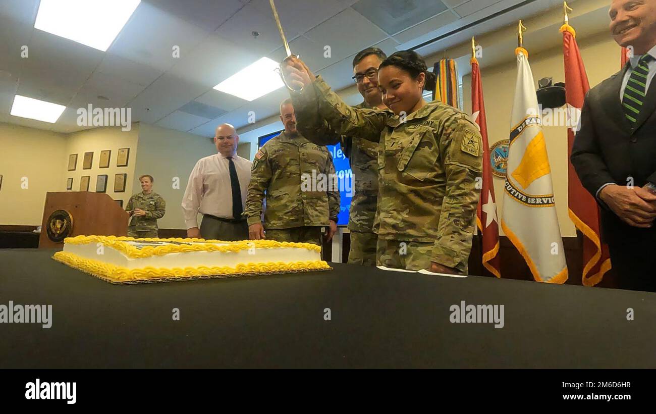 FORT BELVOIR, VA (23. APRIL 2022) – USA Army Reserve Soldier CW5 ...