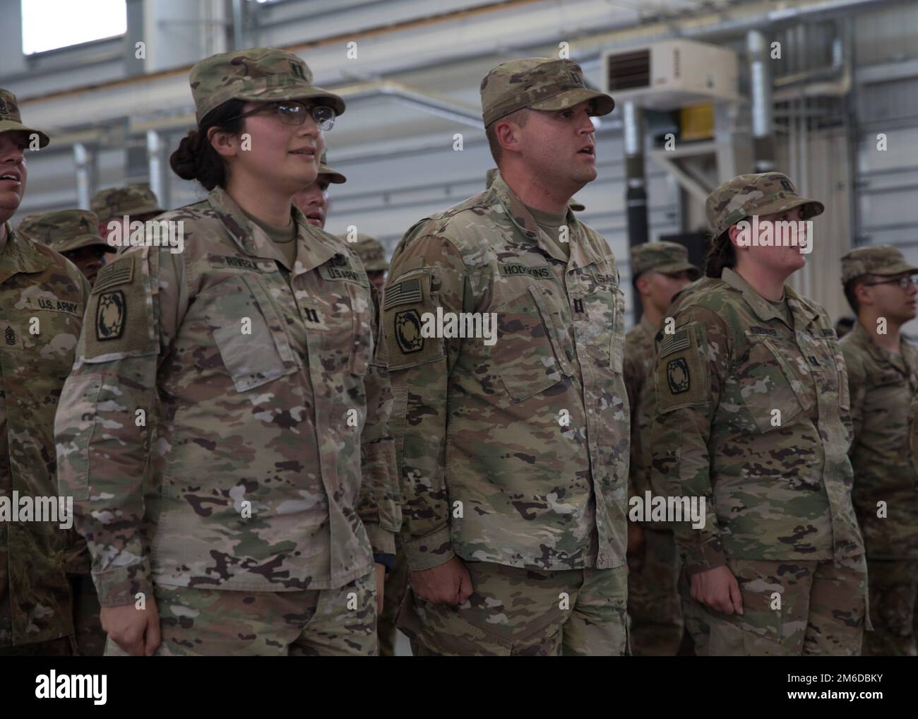 FORT HOOD, Texas – Soldaten des 1. Bataillons 44. Air Defense Artillery Regiment stehen nach ...