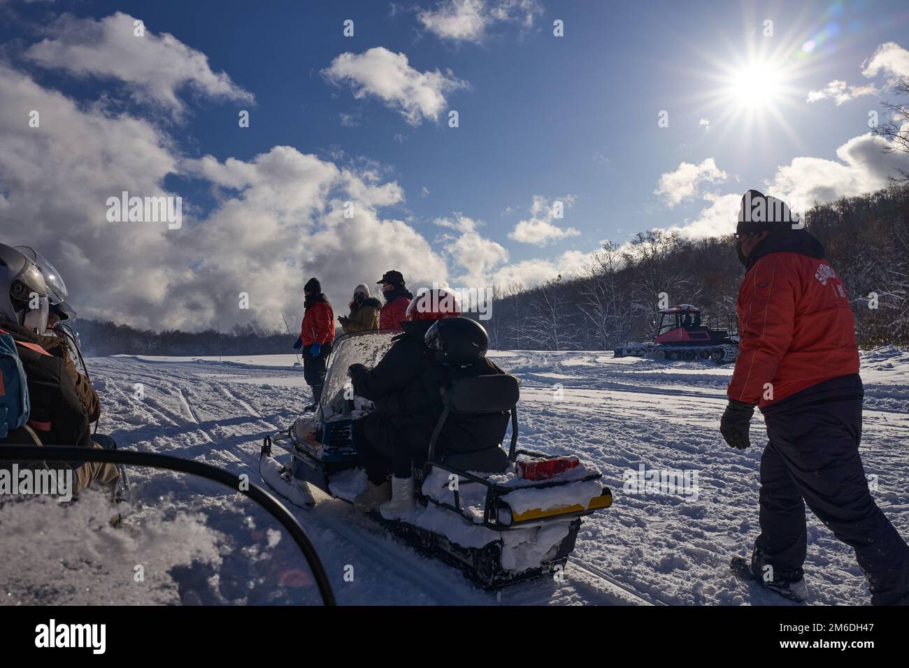 Hokkaido, Japan - 18. Dezember 2022 : Touristen fahren gerne mit dem ...