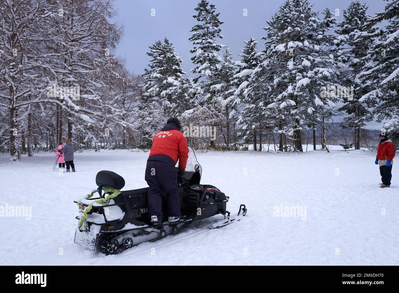 Hokkaido, Japan - 18. Dezember 2022 : Touristen fahren gerne mit dem ...
