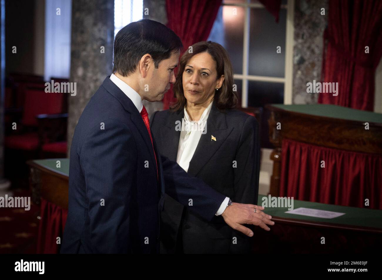 Washington, USA, 3. Januar 2023. US-Vizepräsident Kamala Harris reagiert auf US-Senator Marco ...