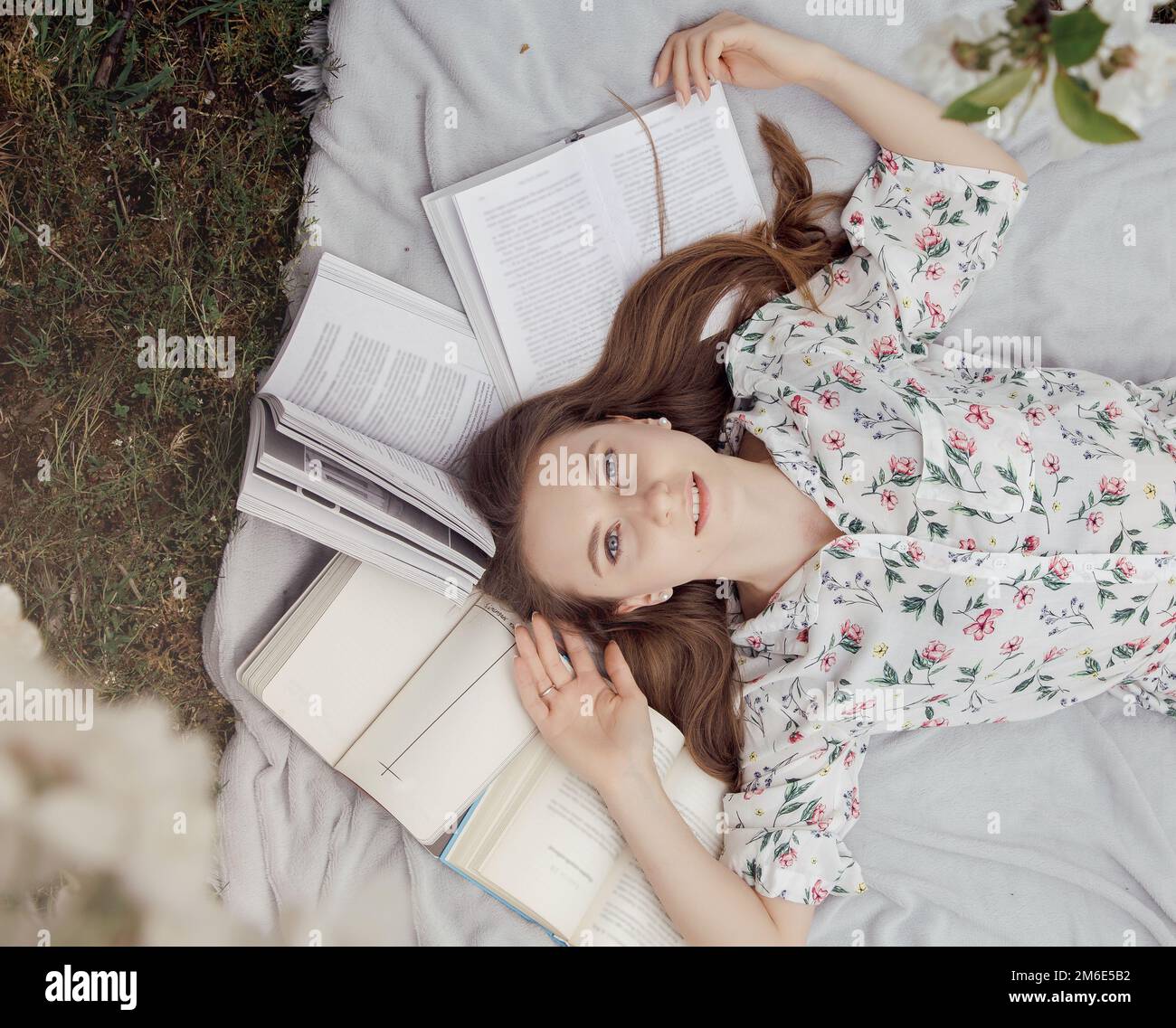 Mädchen liegt wiese buch lessen -Fotos und -Bildmaterial in hoher ...