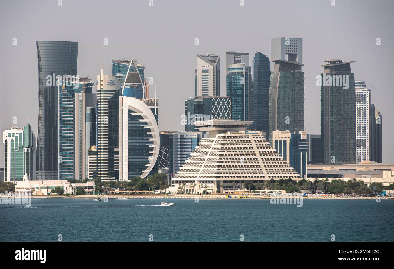 Gebäude am Ufer in Doha, Katar, einschließlich des Tornado-Turms, auch ...
