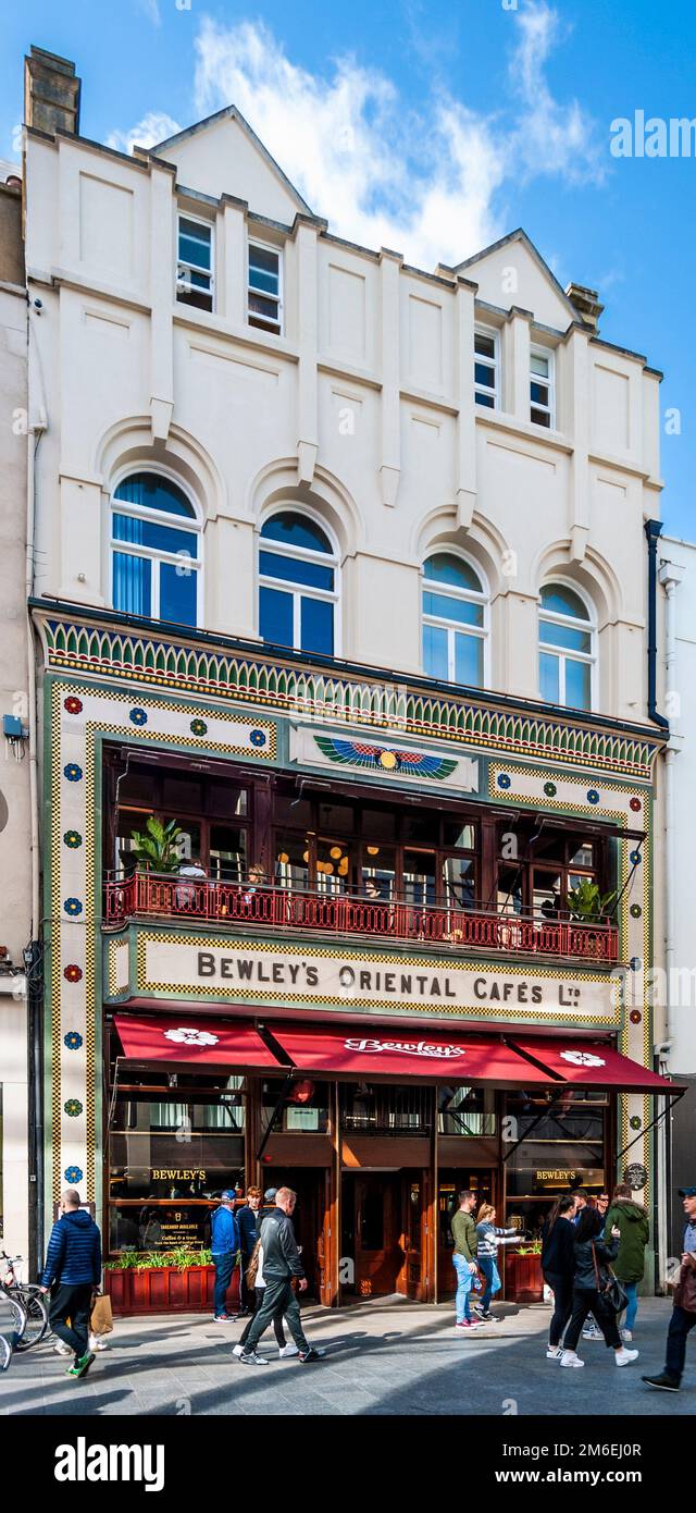 Die reiche und farbenfrohe Fassade von Bewleys orientalischem Café in ...