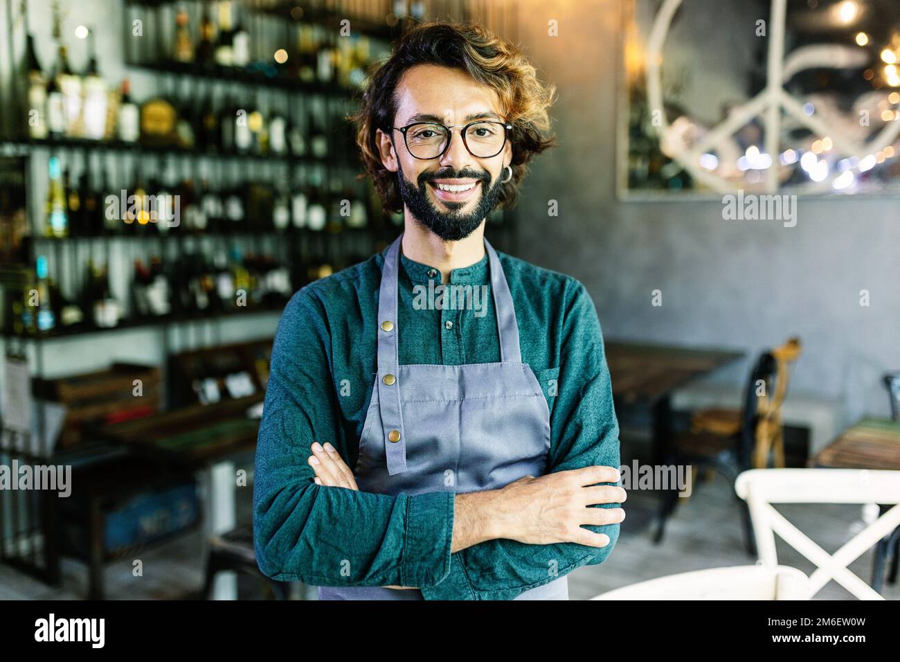 Porträt eines jungen männlichen Geschäftsbesitzers, der im Restaurant ...