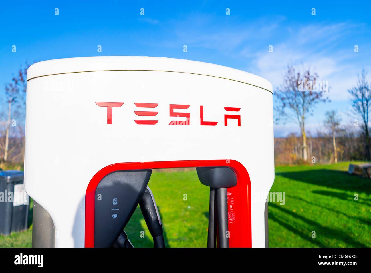 Elektrisches laden auf der autobahn -Fotos und -Bildmaterial in hoher ...