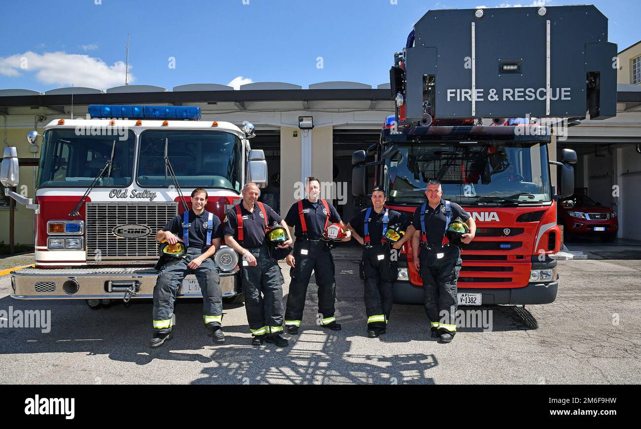 Von links nach rechts, USA Die Feuerwehrleute der Army Garrison Italy ...