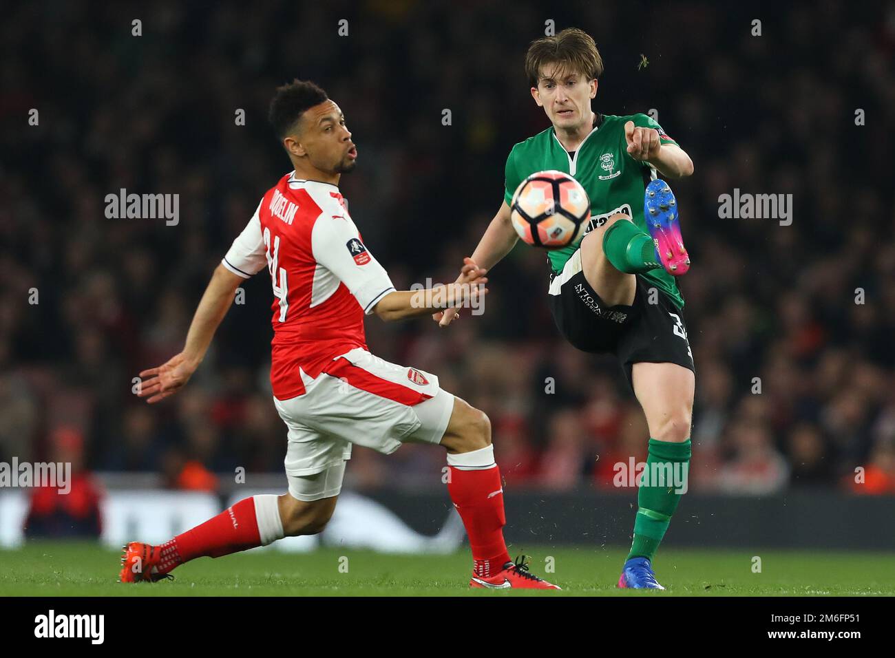 Kieran Gibbs von Arsenal und Alex Woodyard von Lincoln City - Arsenal ...
