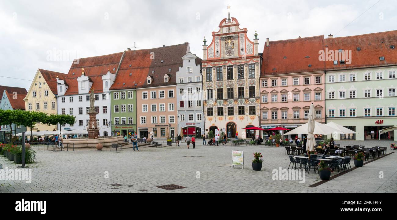 Bayerische Stadt Landsberg am Lech mit historischem Rathaus und ...