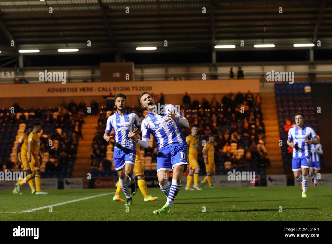 Ben Dickenson von Colchester United feiert nach dem Eröffnungstor und ...