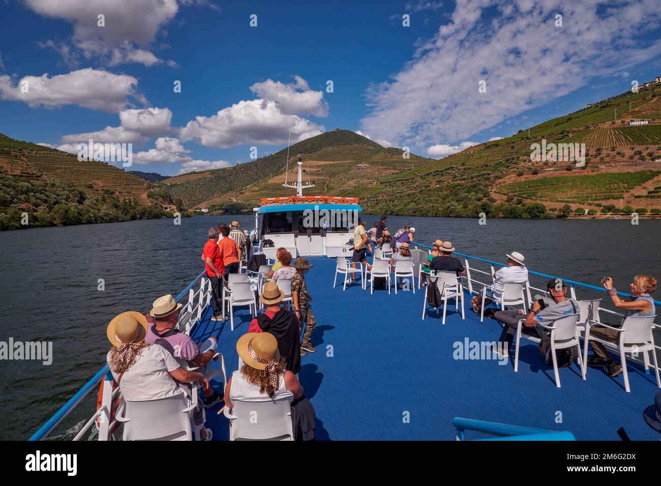 Blick vom offenen Deck des Bootes im Douro River Valley - Port Wine ...