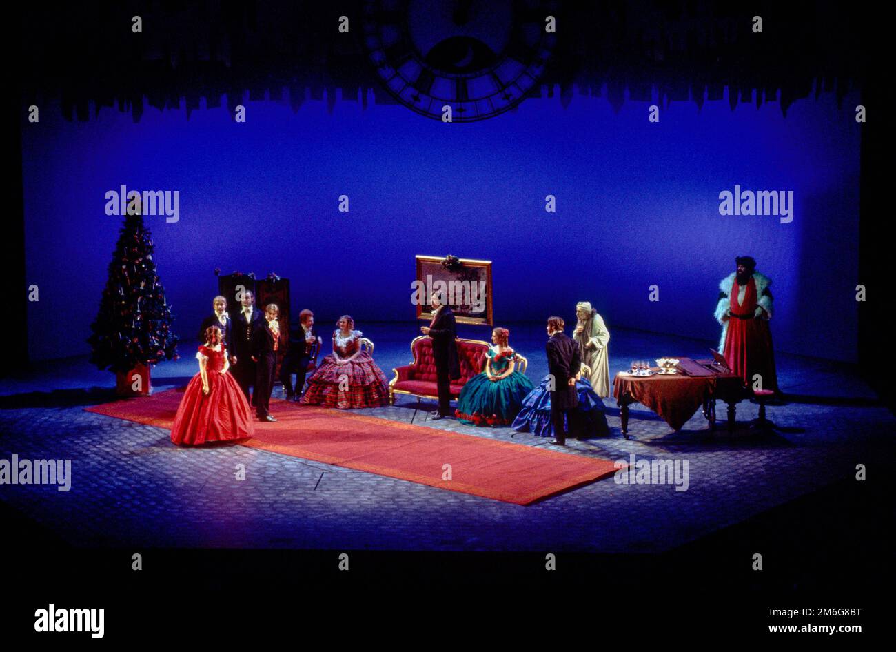 Mitte: Philip Quast (Fred) hinten rechts: Clive Francis (Ebenezer ...