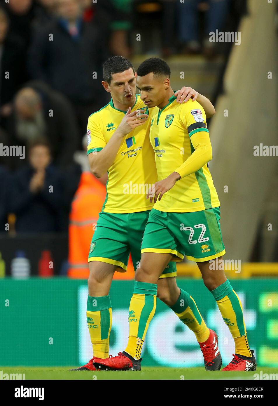 Jacob Murphy aus Norwich City wird von Graham Dorrans nach dem ...
