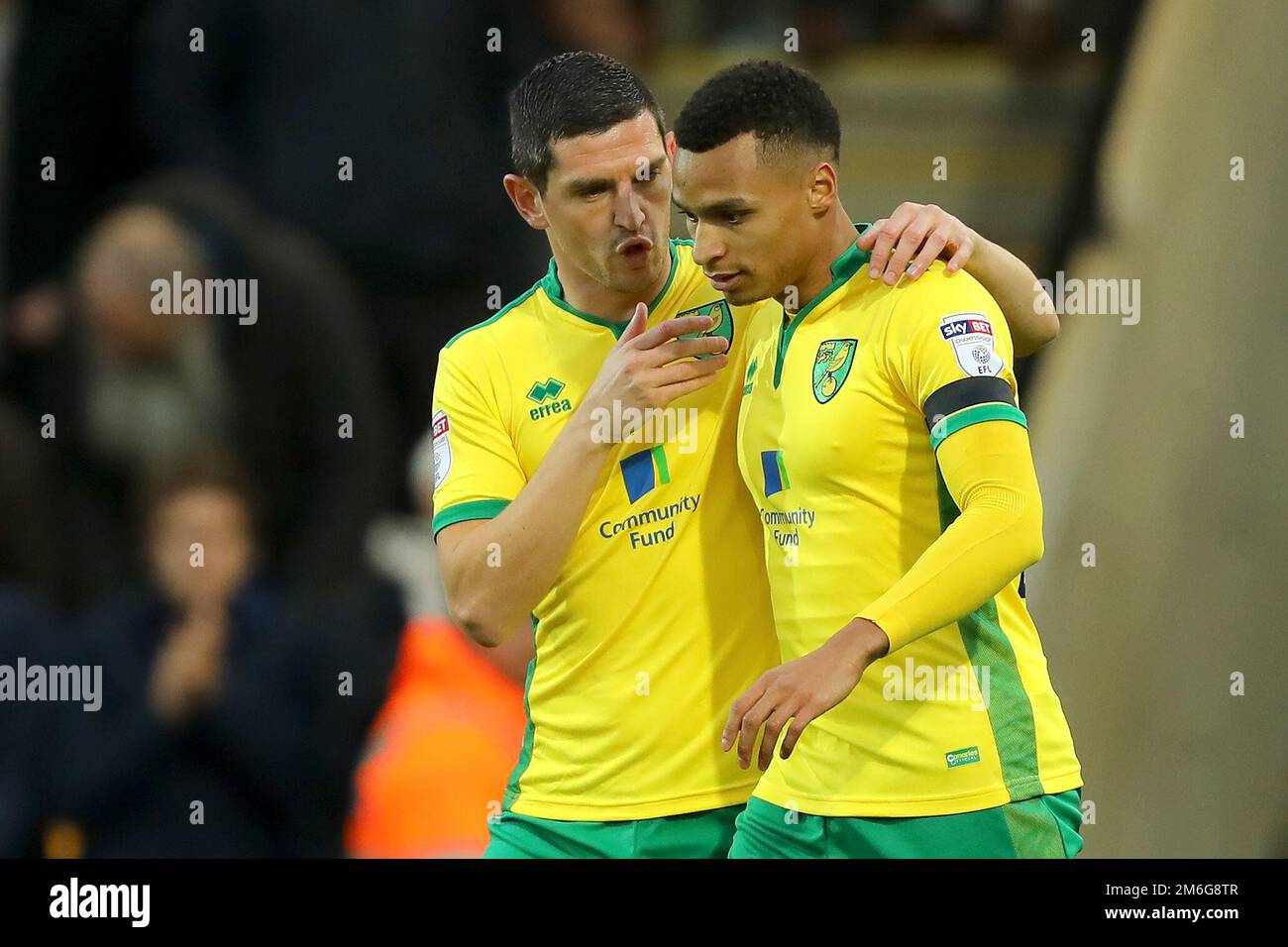 Jacob Murphy aus Norwich City wird von Graham Dorrans nach dem ...