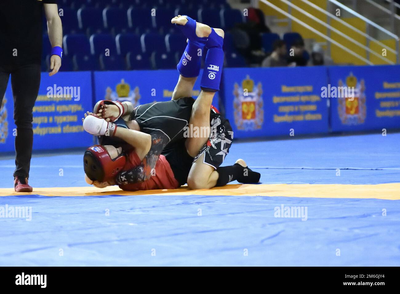 Orenburg, Russland - 5. Oktober 2019: Männer treten im Pankration ...