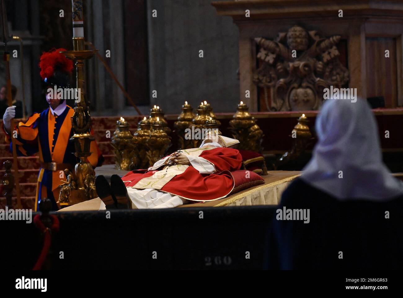 Die Leiche von Papst Emeritus Benedikt XVI liegt im Bundesstaat St ...