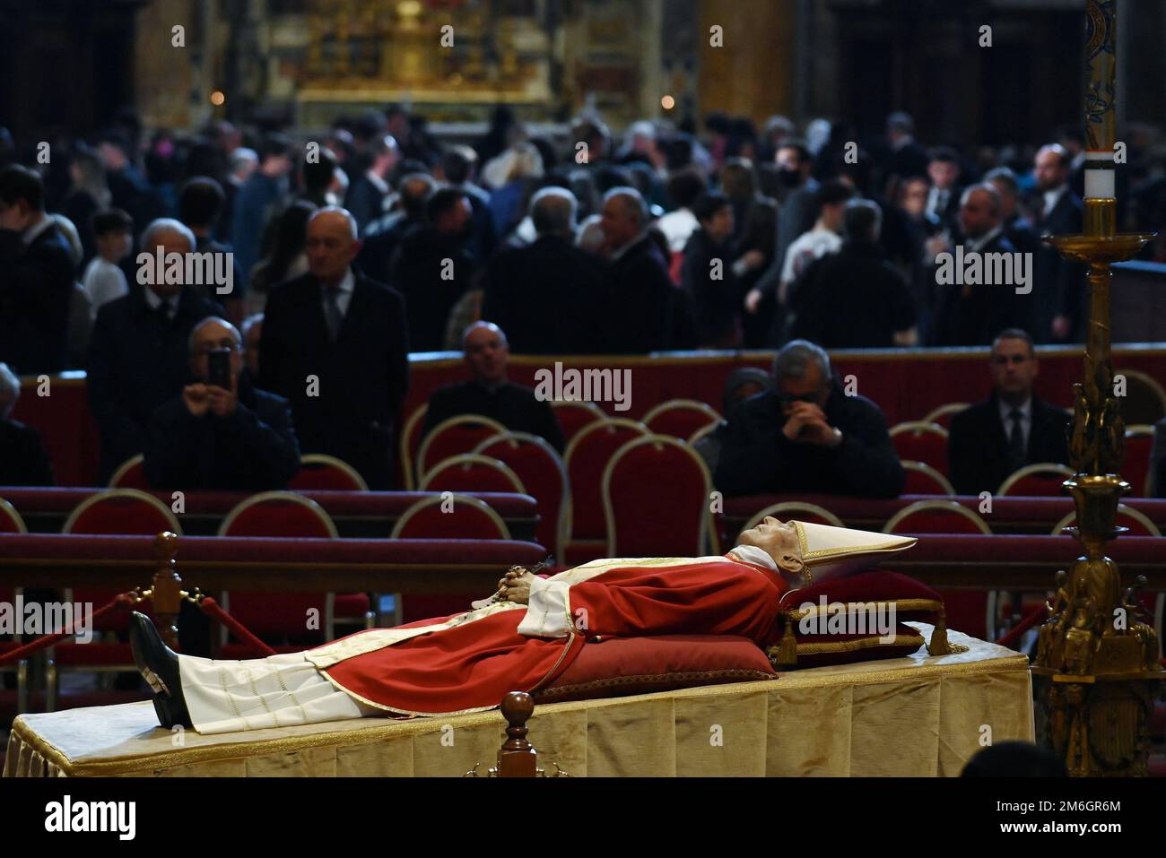 Der leichnam des emeritierten papstes benedikt xvi -Fotos und ...