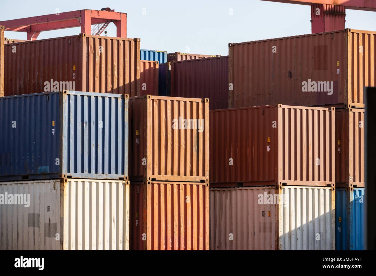 Unloading shipping containers -Fotos und -Bildmaterial in hoher ...