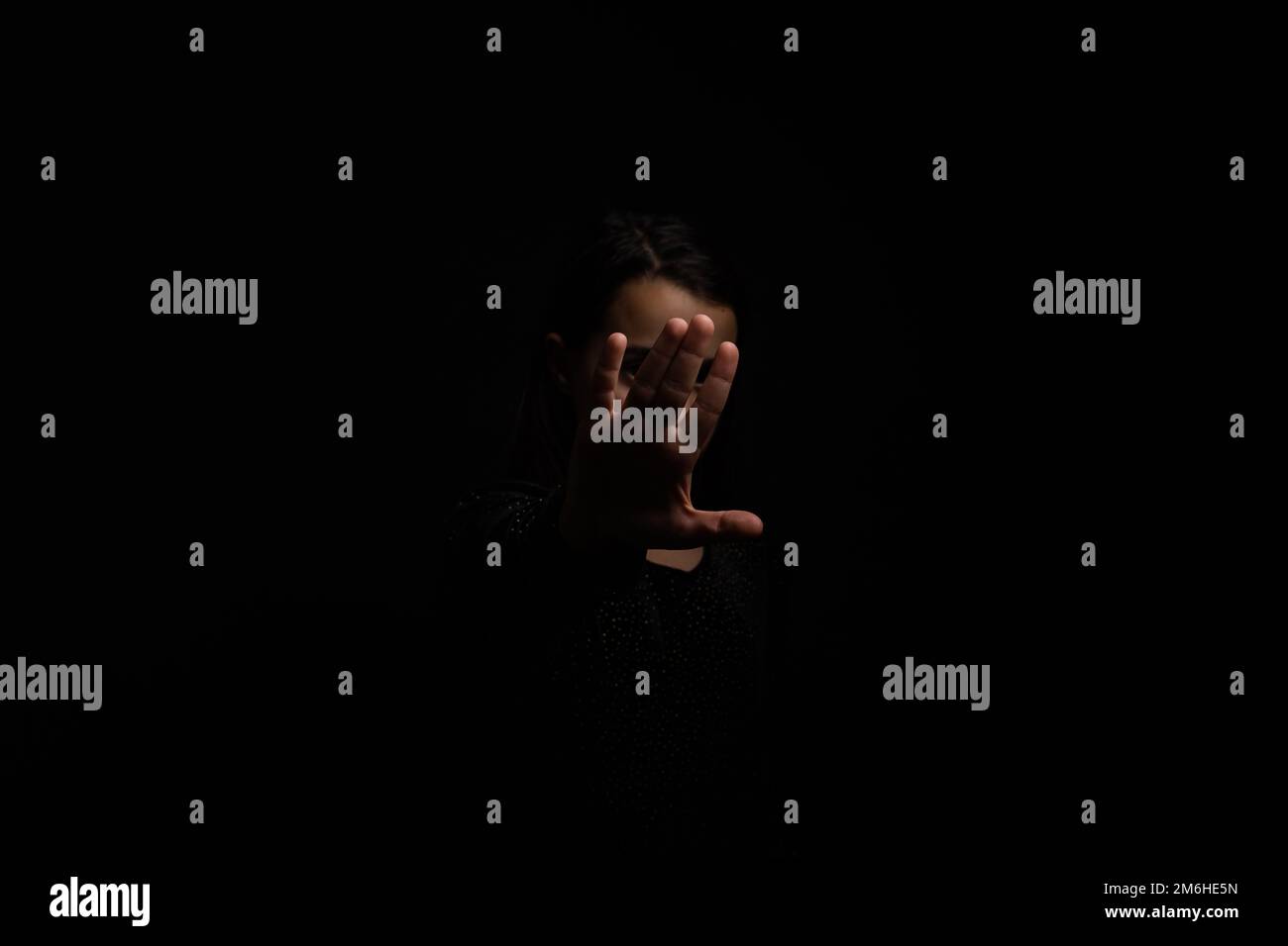 Ein Mädchen, das Handzeichen zeigt, um aufzuhören nützlich für die ...