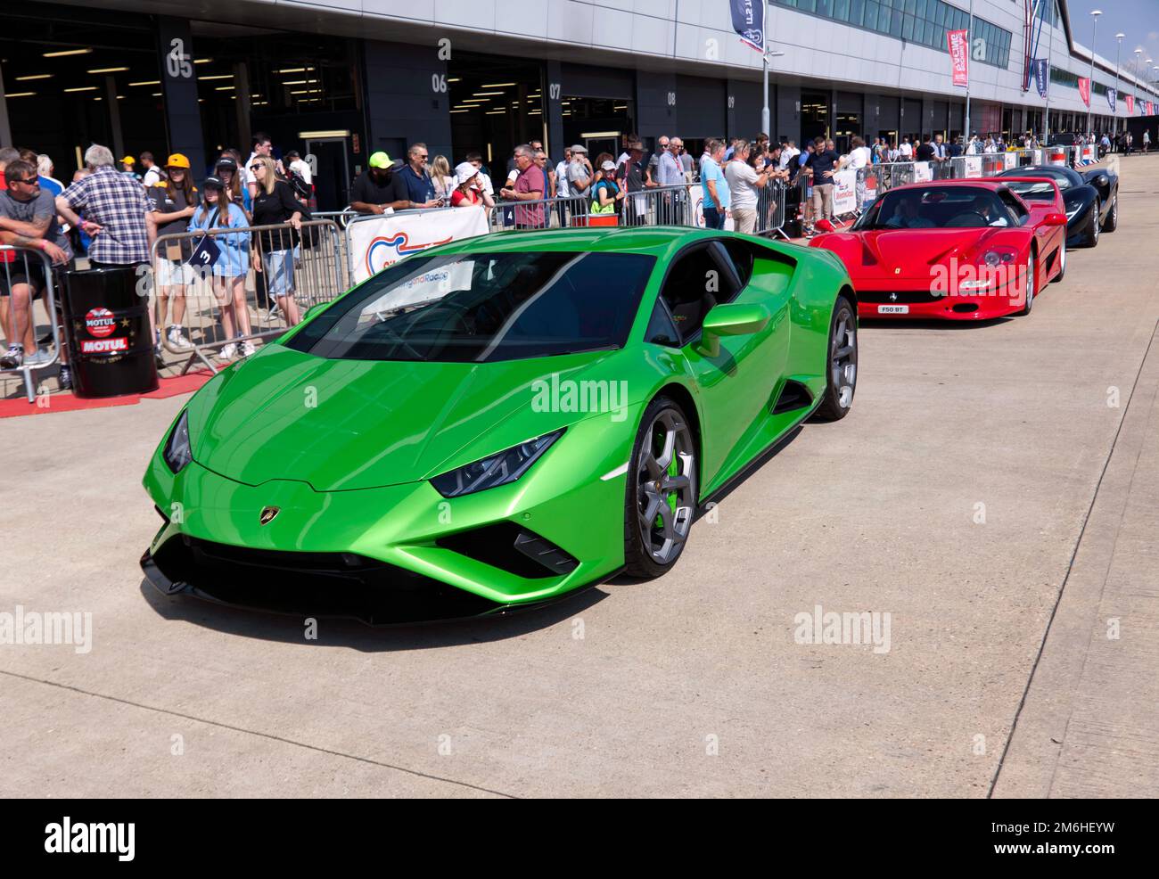 Ein Lamborghini Huracan EVO, Ferrari F50 und ein De Tomaso P72 im ...