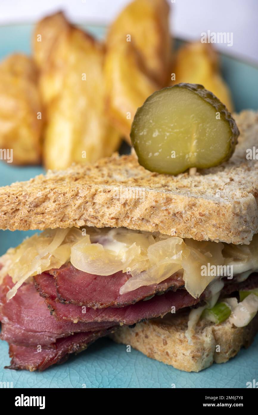 Ruben sandwich auf einem teller mit pommes frites -Fotos und ...
