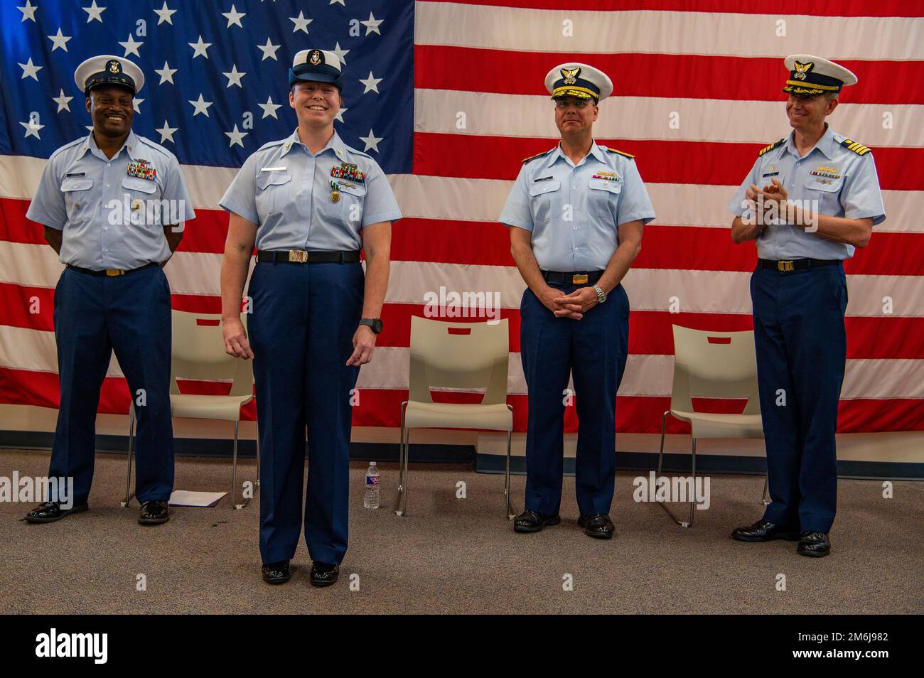 Richard V. Timme, Mitte rechts, Commander, Coast Guard District Acht ...