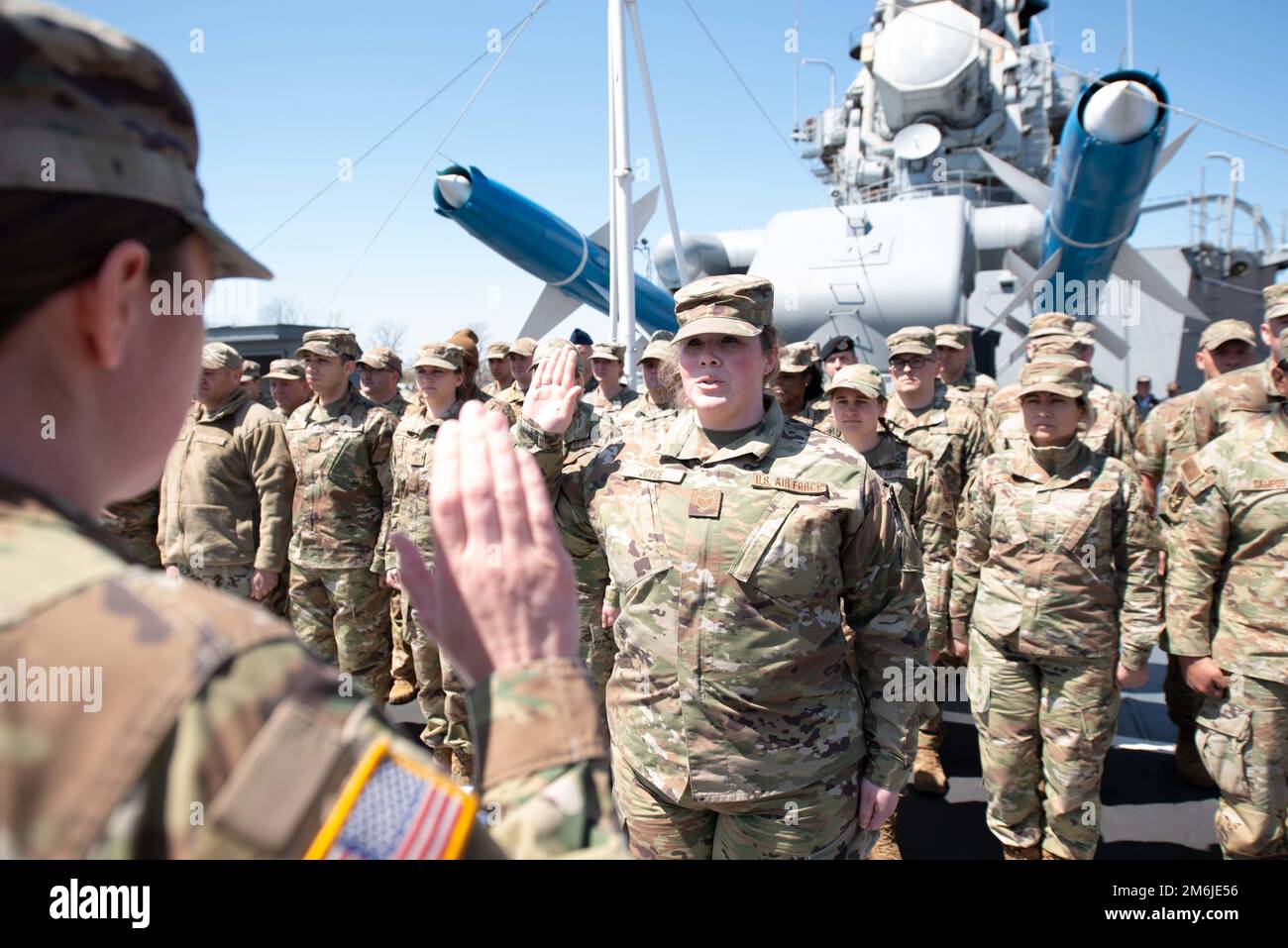 Staff Sgt. Jacqueline Joyce, 107. Attack Wing, wieder an Bord der USS ...