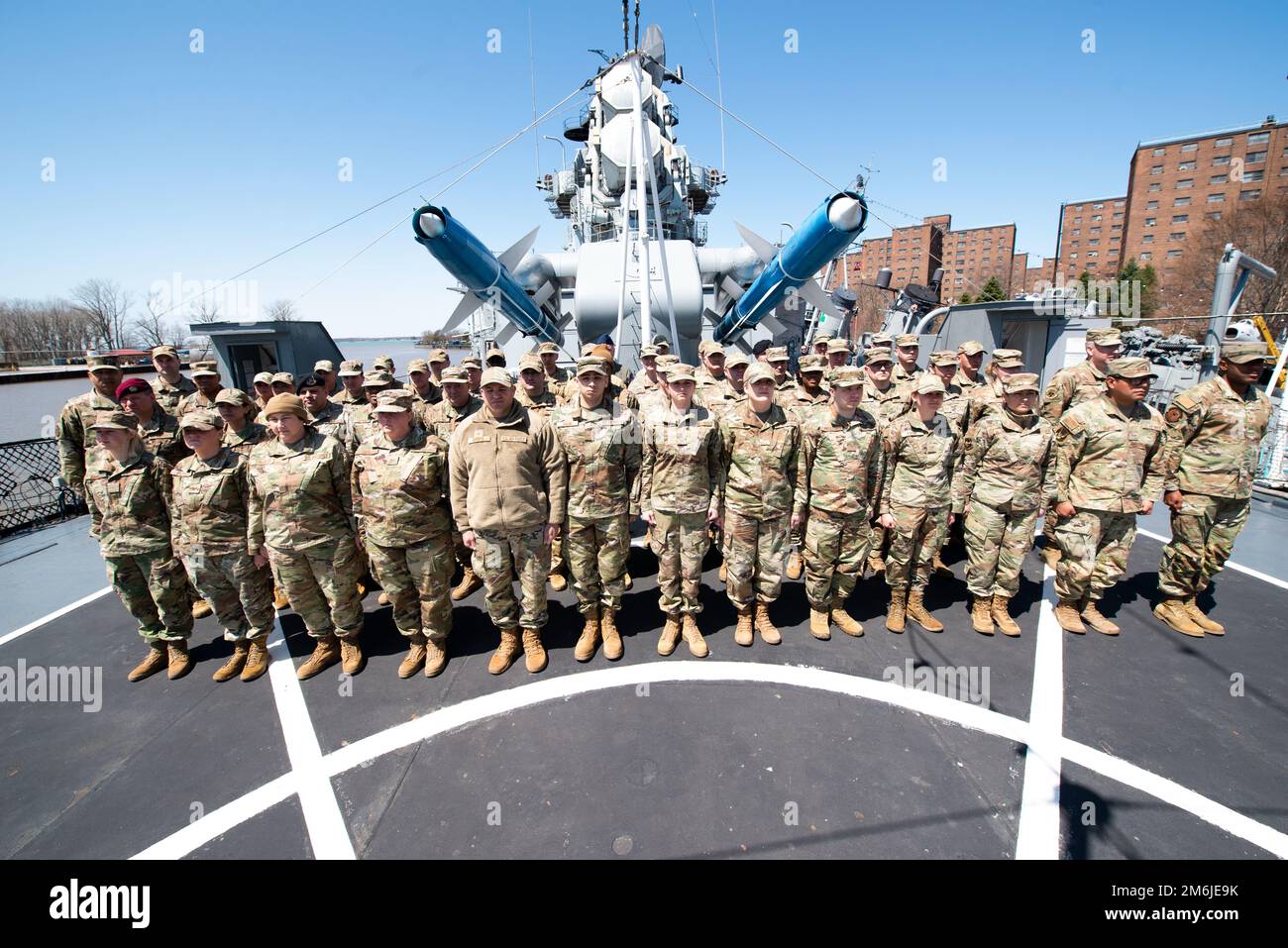 Mitglieder der New York Air National Guard stehen an Bord der USS ...