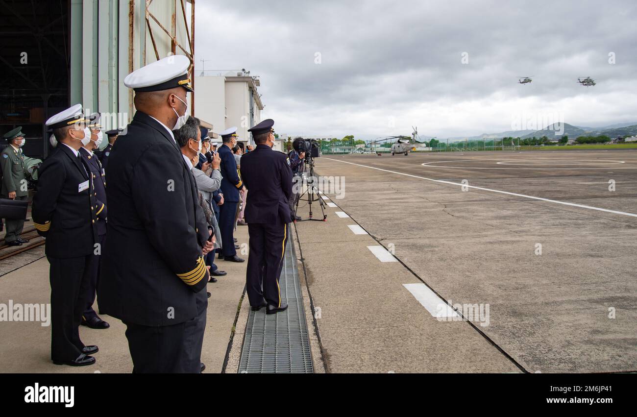 Captain David Adams, Commander, Fleet Activities Sasebo, beobachtet ...