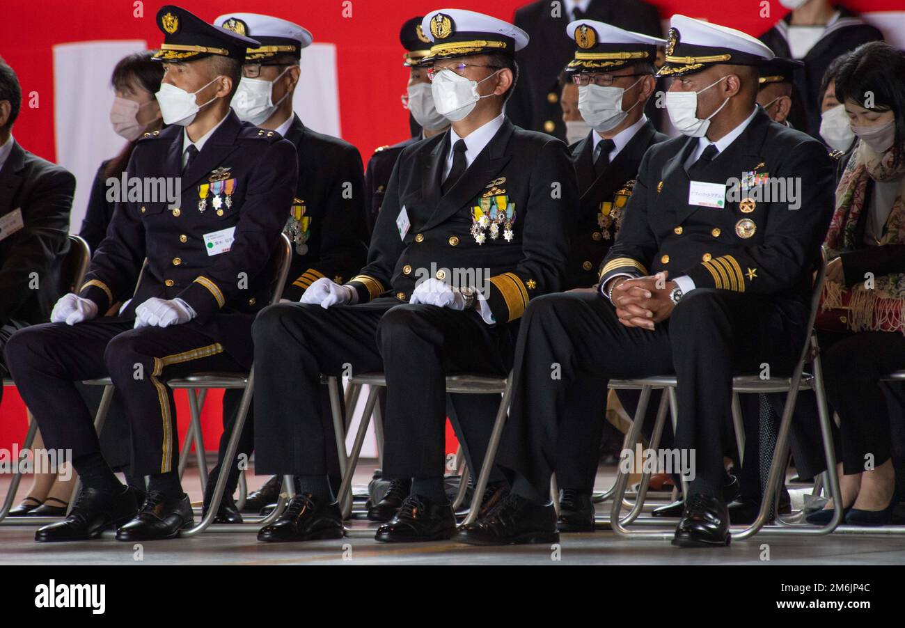 Captain David Adams, Commander, Fleet Activities Sasebo (CFAS) nimmt an ...