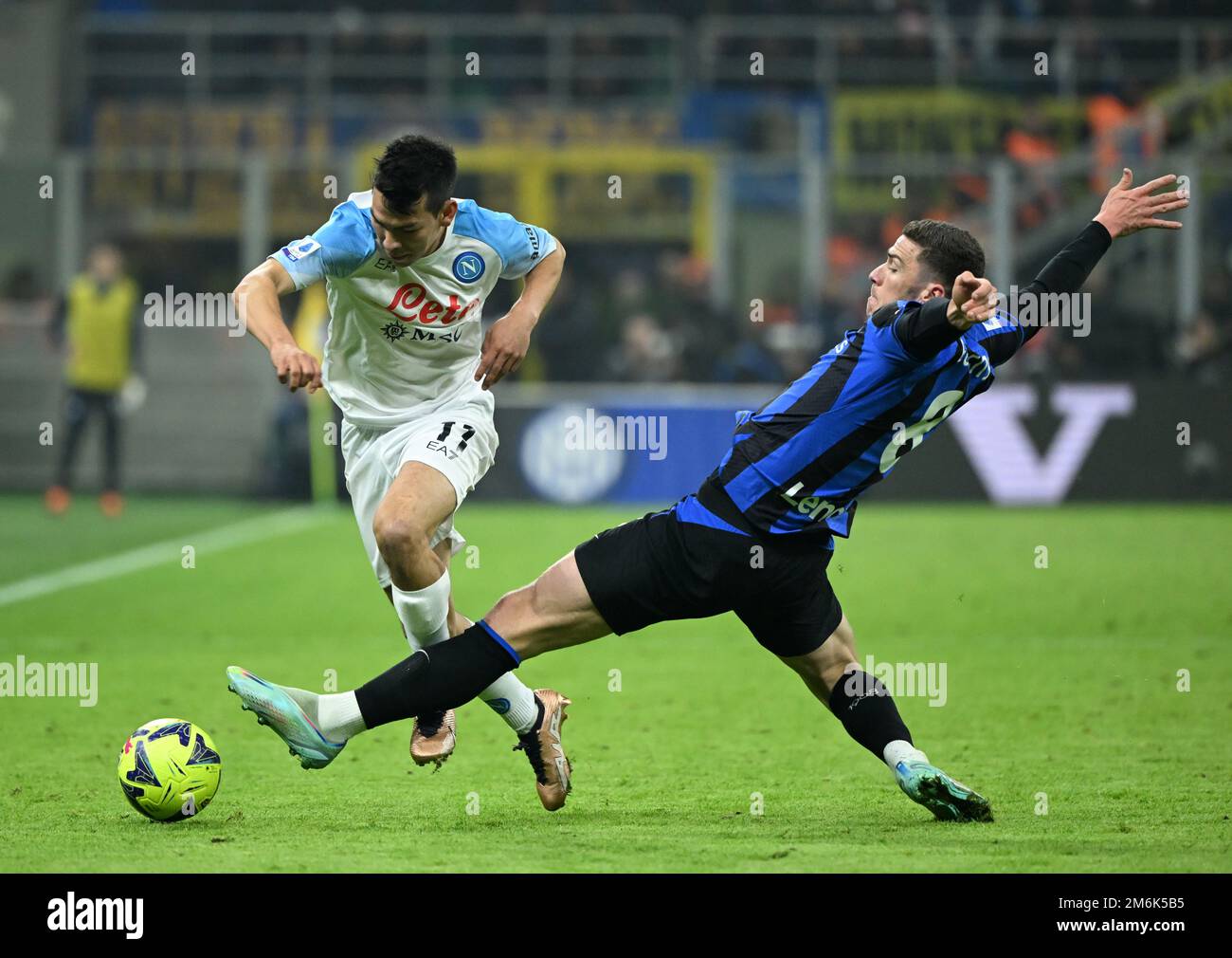 (230105) -- MAILAND, 5. Jan. 2023 (Xinhua) -- Neapels Hirving Lozano (L ...