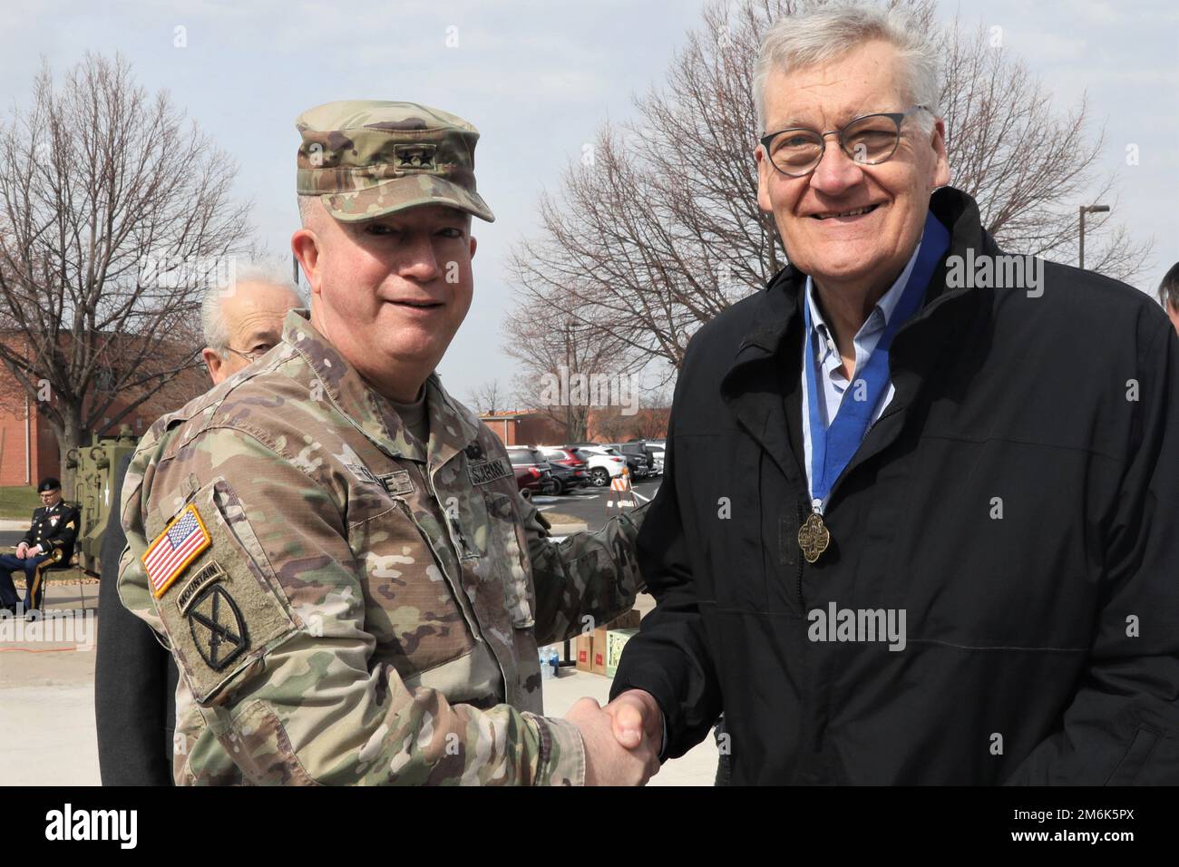 USA General Darrell J. Guthrie, kommandierender General der 88 ...