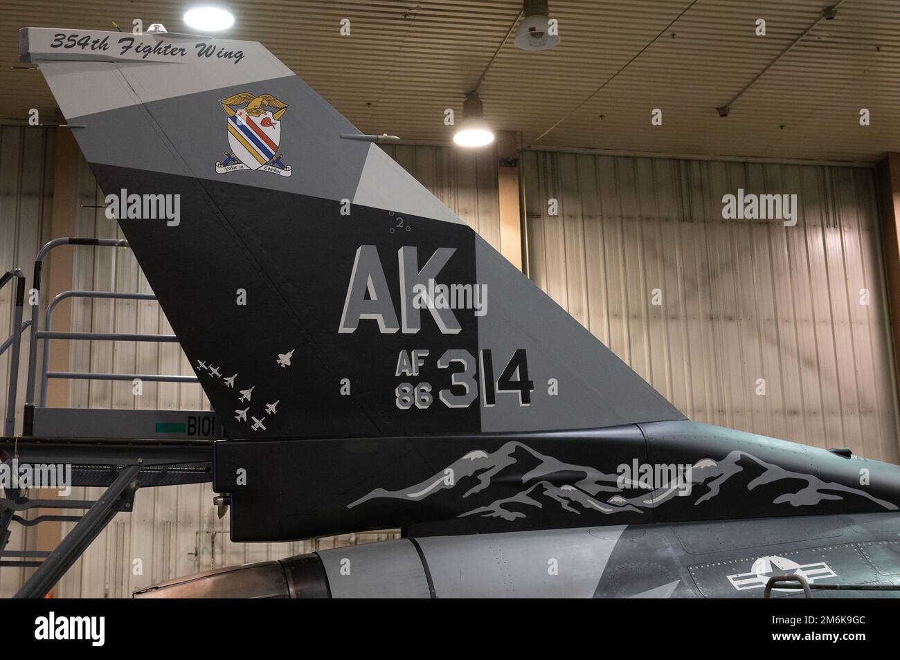 Die neu lackierte Heckblende auf dem Flaggschiff F-16 Fighting Falcon ...