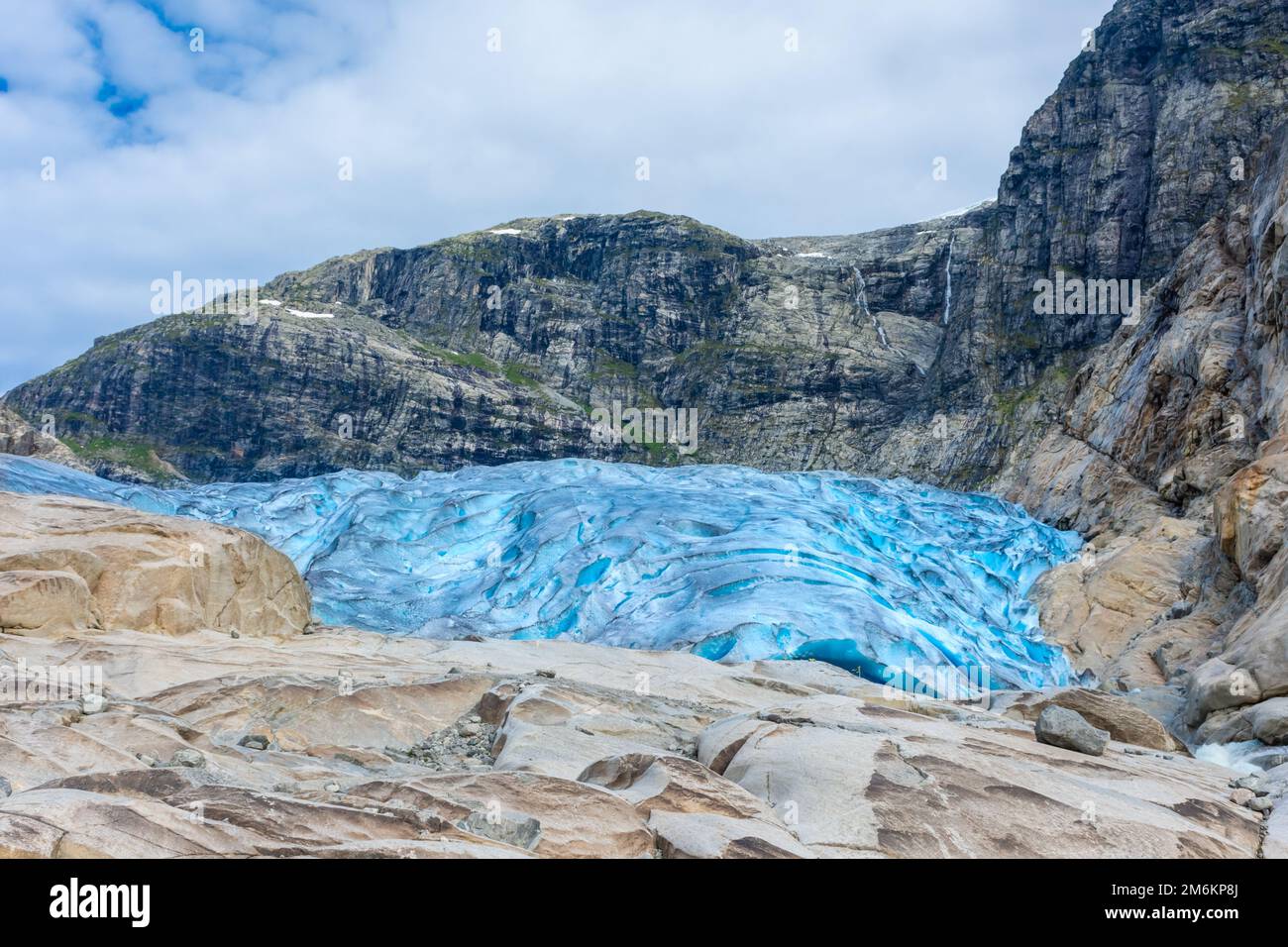 Der Nigardsbreen-Gletscher, der wunderschöne, blau schmelzende ...