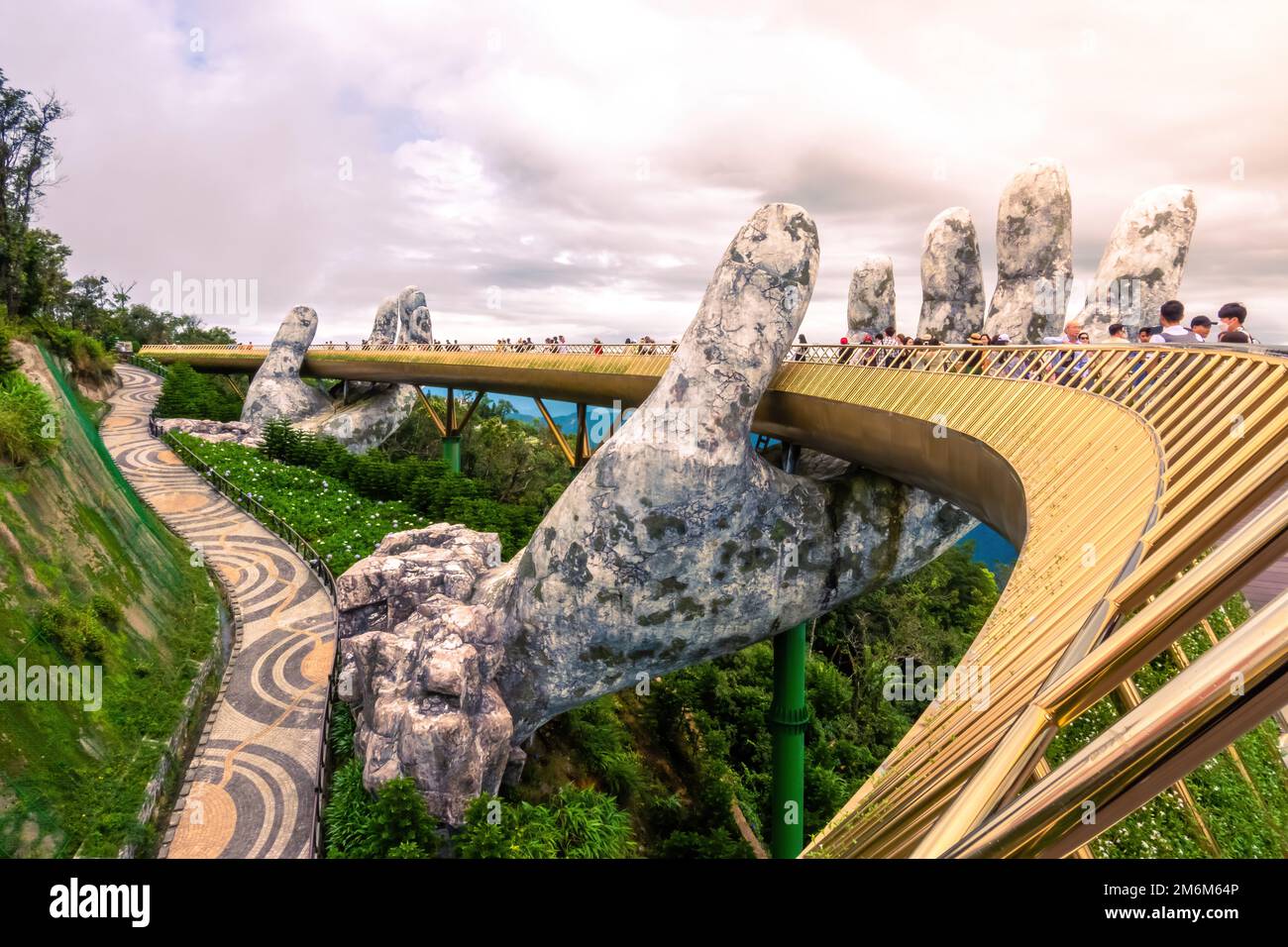 Da Nang, Vietnam - 12. August 2022: Die Golden Bridge wird von zwei riesigen Händen im ...