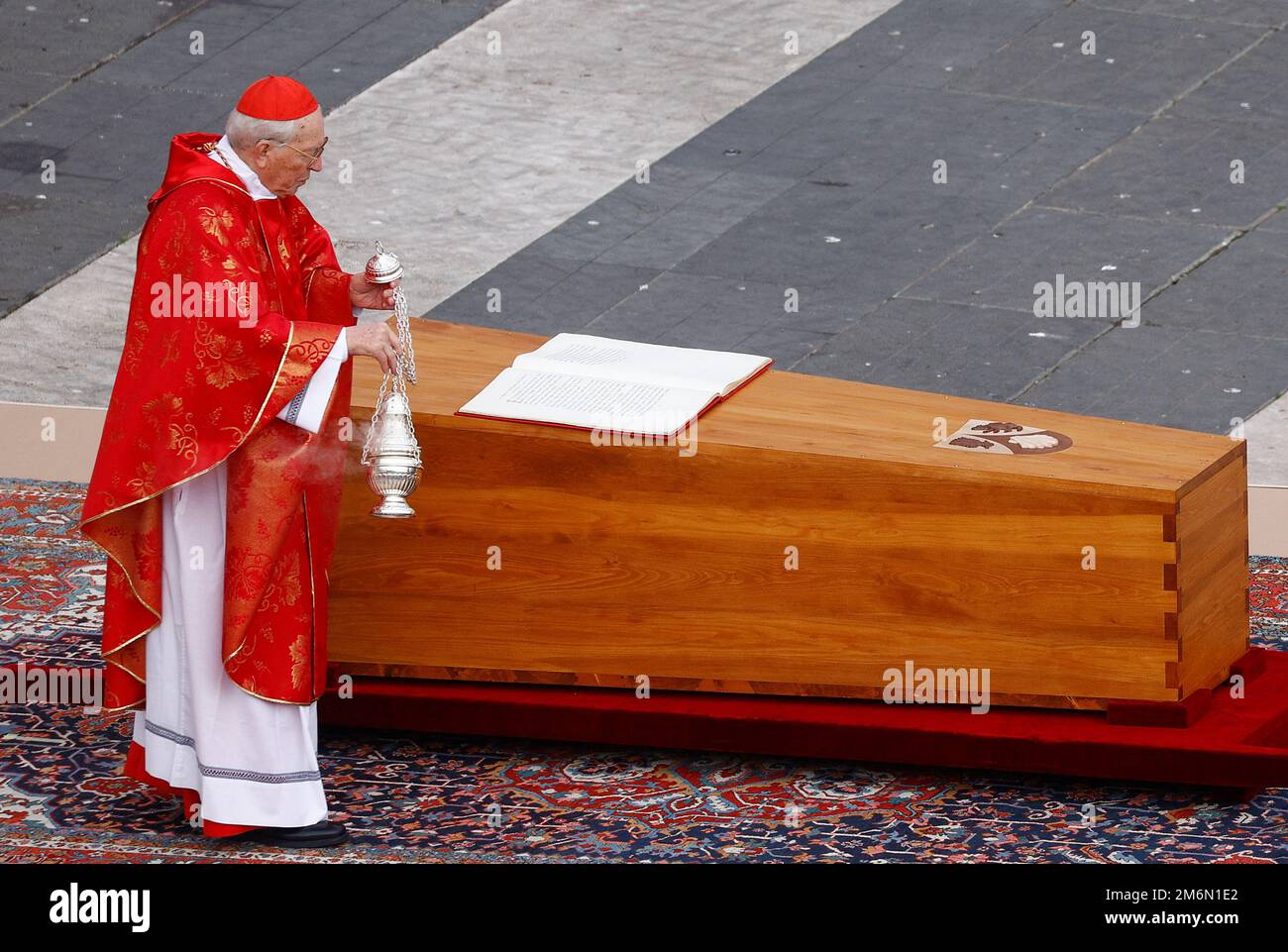 Kardinal Giovanni Battista Re segnet den Sarg des ehemaligen Papstes ...
