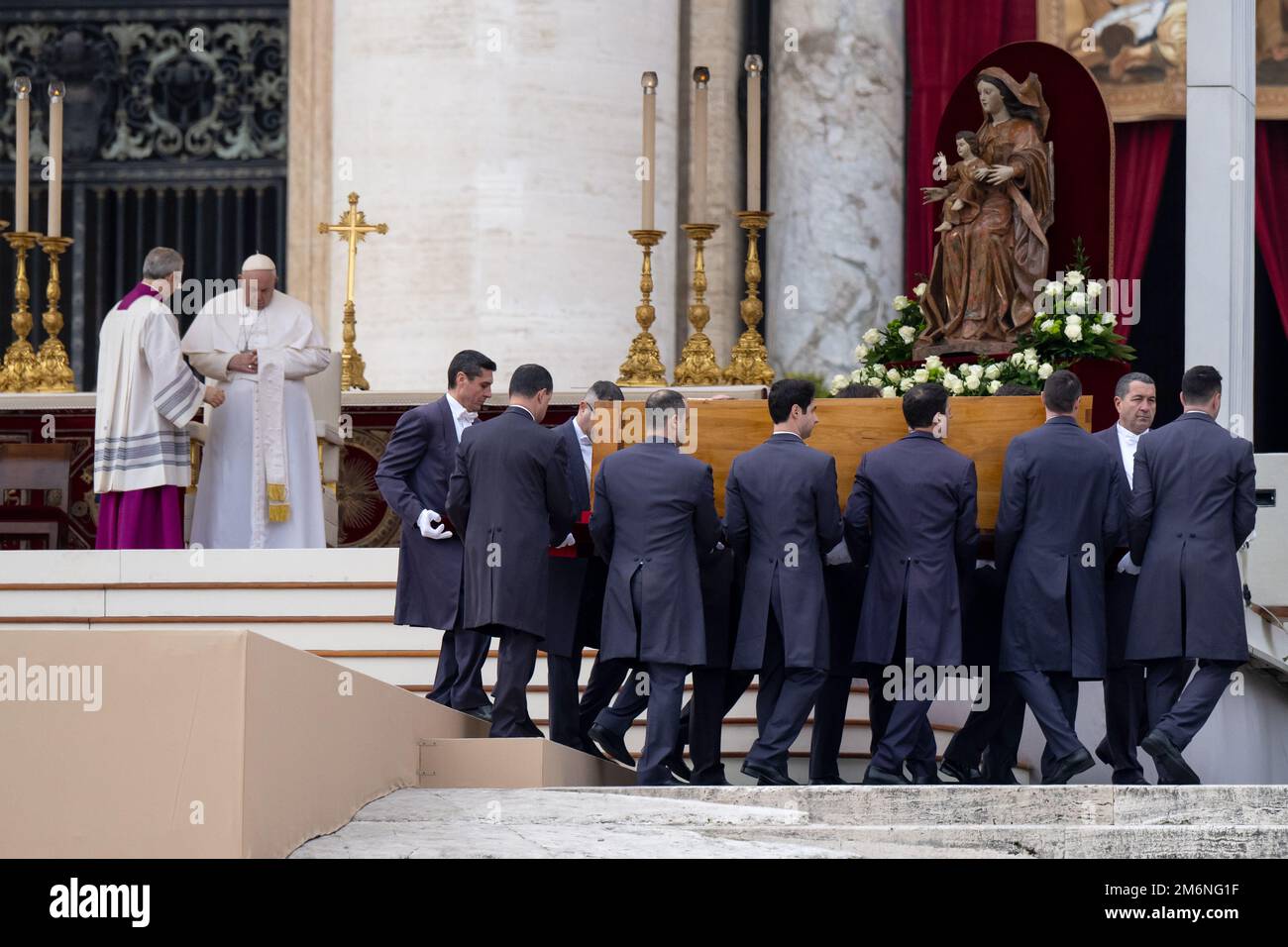 Vatikan. 05. Januar 2023. Vatikan. 05. Januar 2023. Sargträger tragen den Sarg des verstorbenen ...