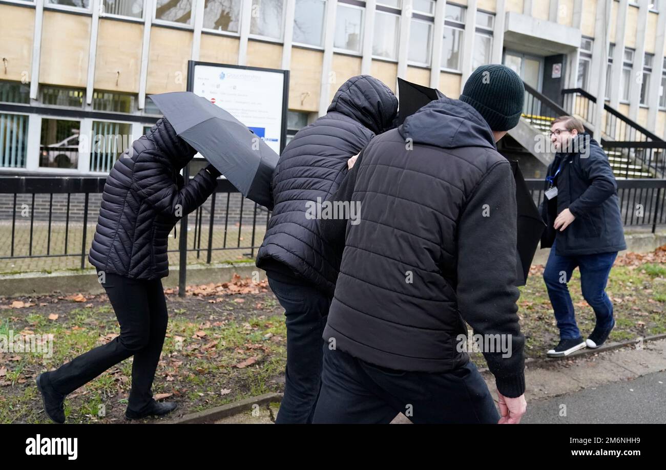 Elliot Benham, 23, (zweite Rechte unter dem Schirm) und Sophie Harvey ...