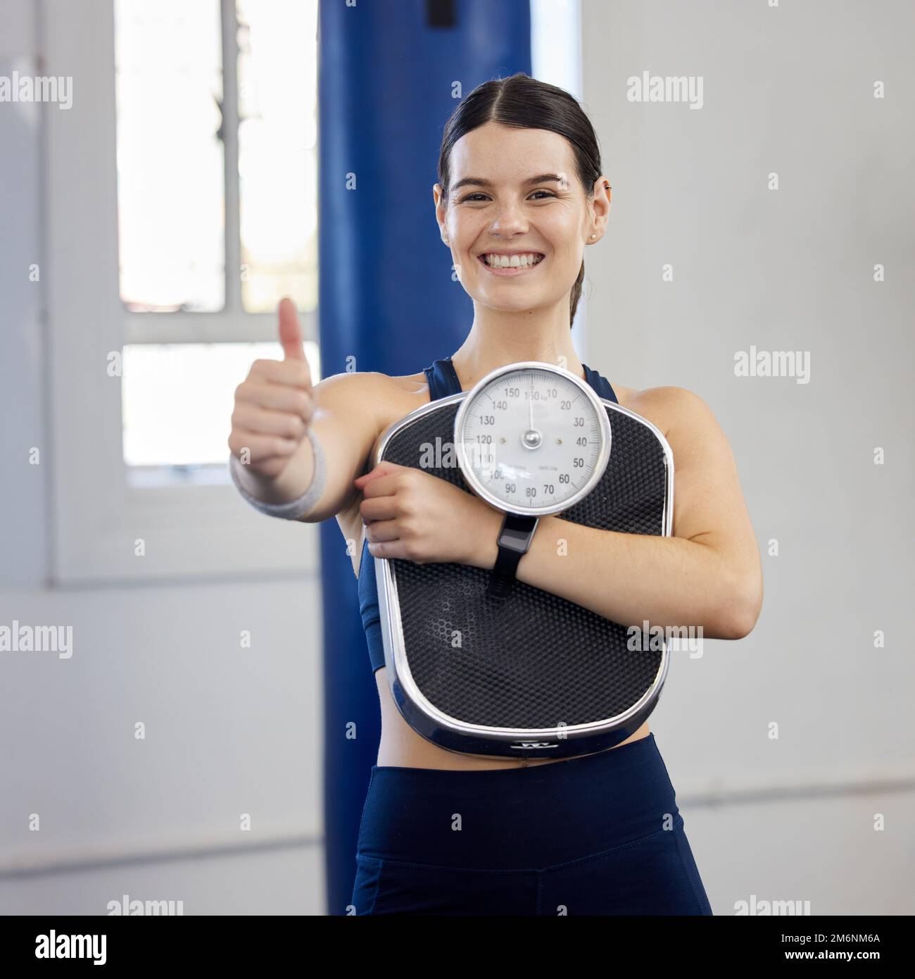 Frau, Gym Porträt und Daumen hoch mit Skala, Wellness und ...
