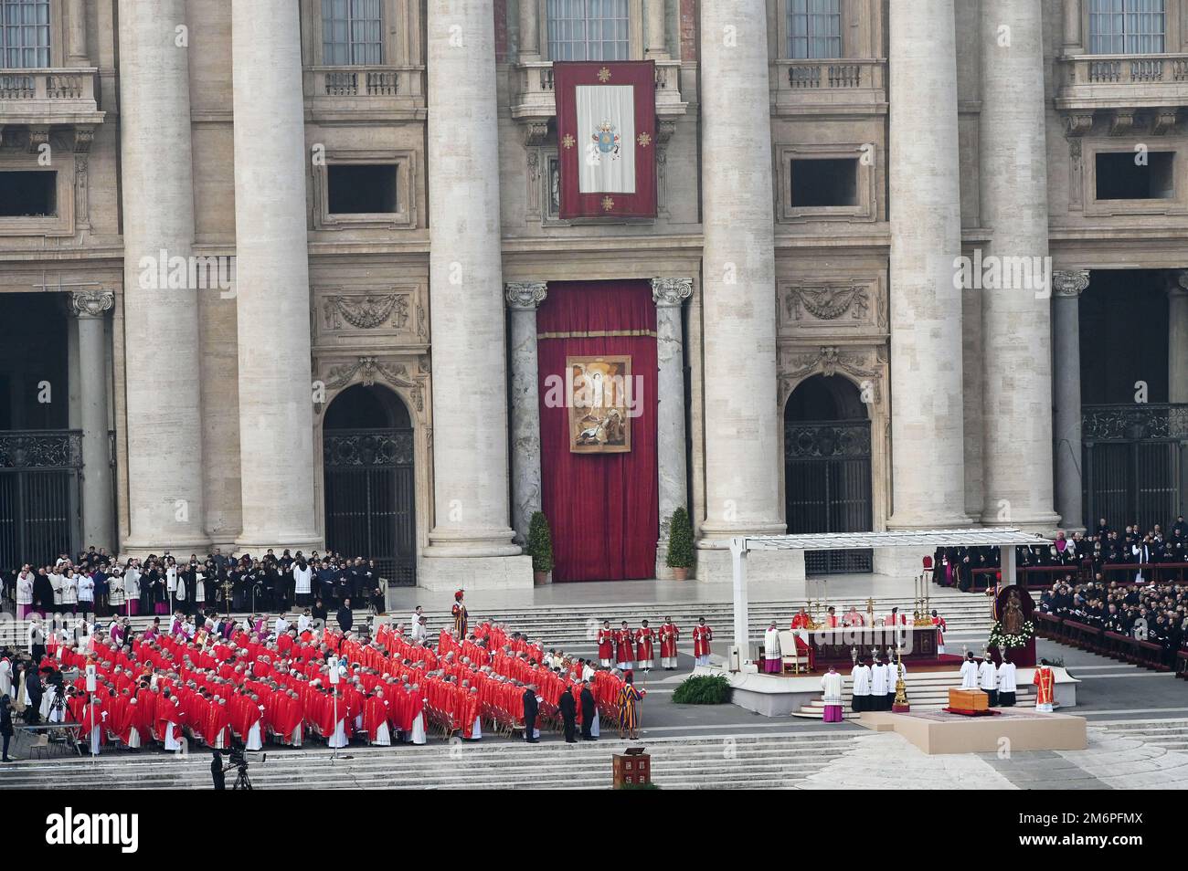 Papst Franziskus feiert am 5. Januar 2022 im Vatikan die Bestattungsmesse für Papst Emeritus ...