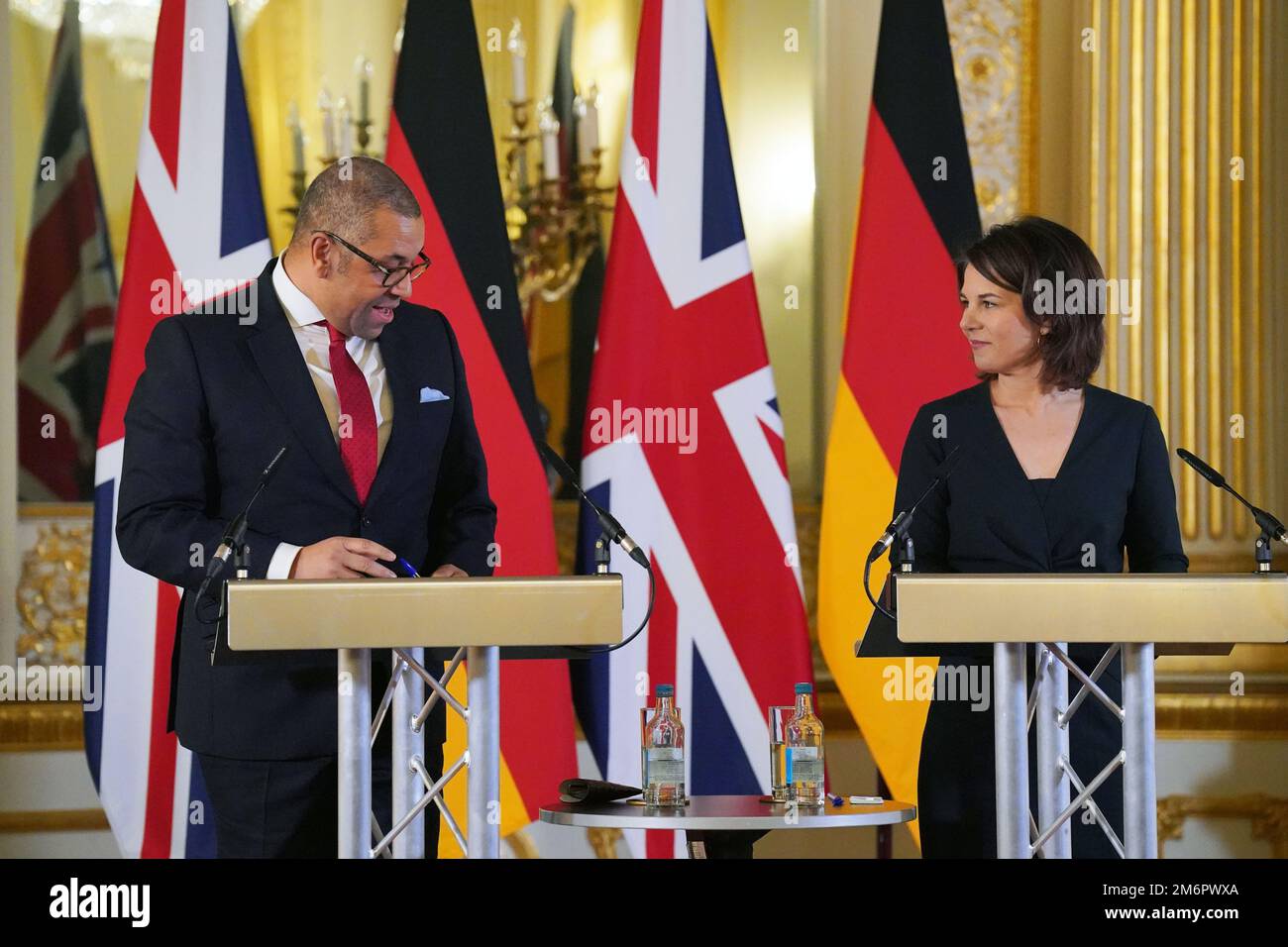 Außenministerin James clever und deutsche Außenministerin Annalena ...