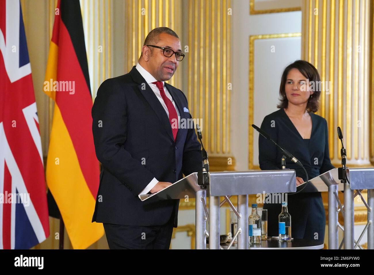 Außenministerin James clever und deutsche Außenministerin Annalena ...