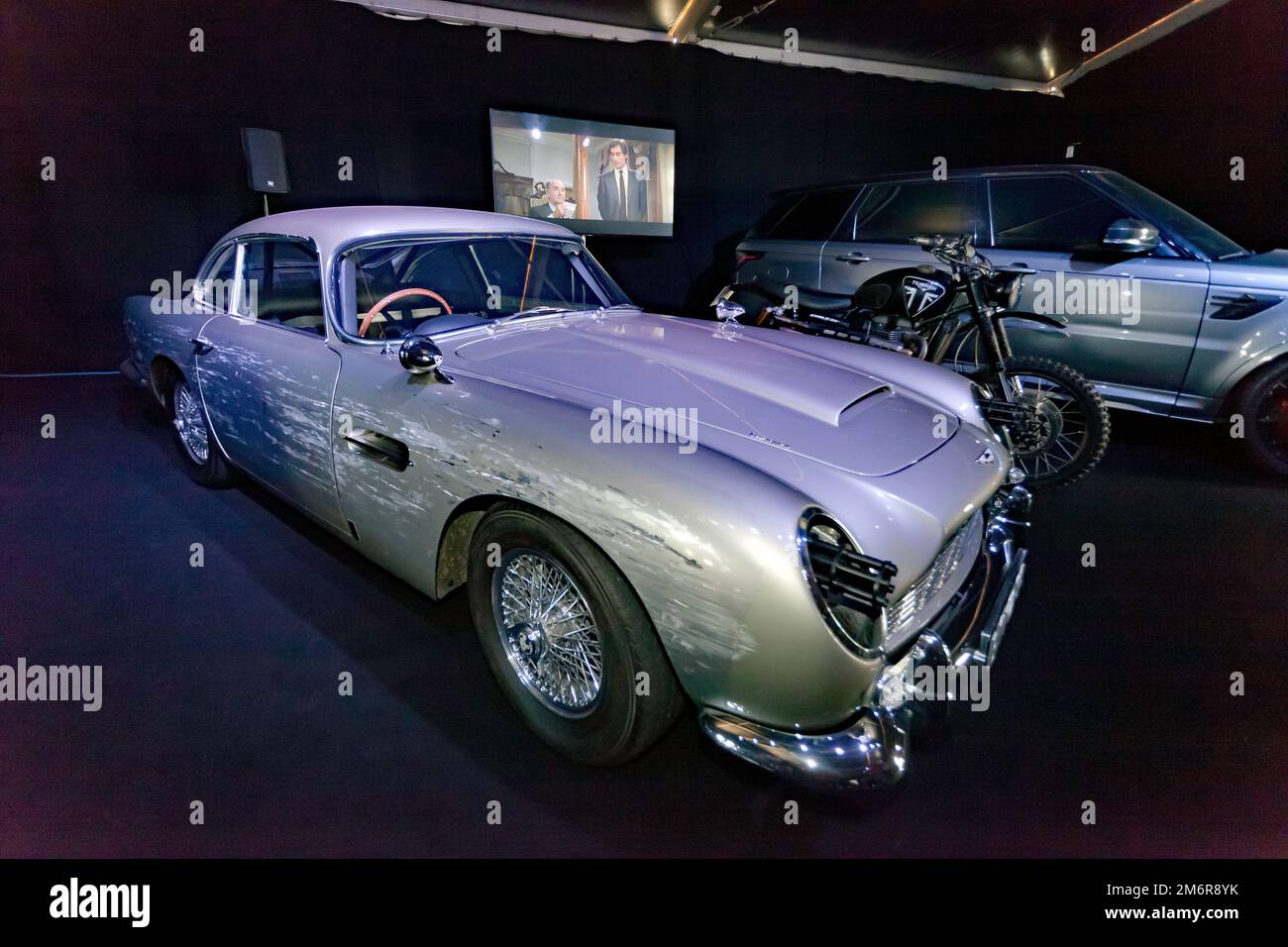 Versteckte maschinengewehre -Fotos und -Bildmaterial in hoher Auflösung ...