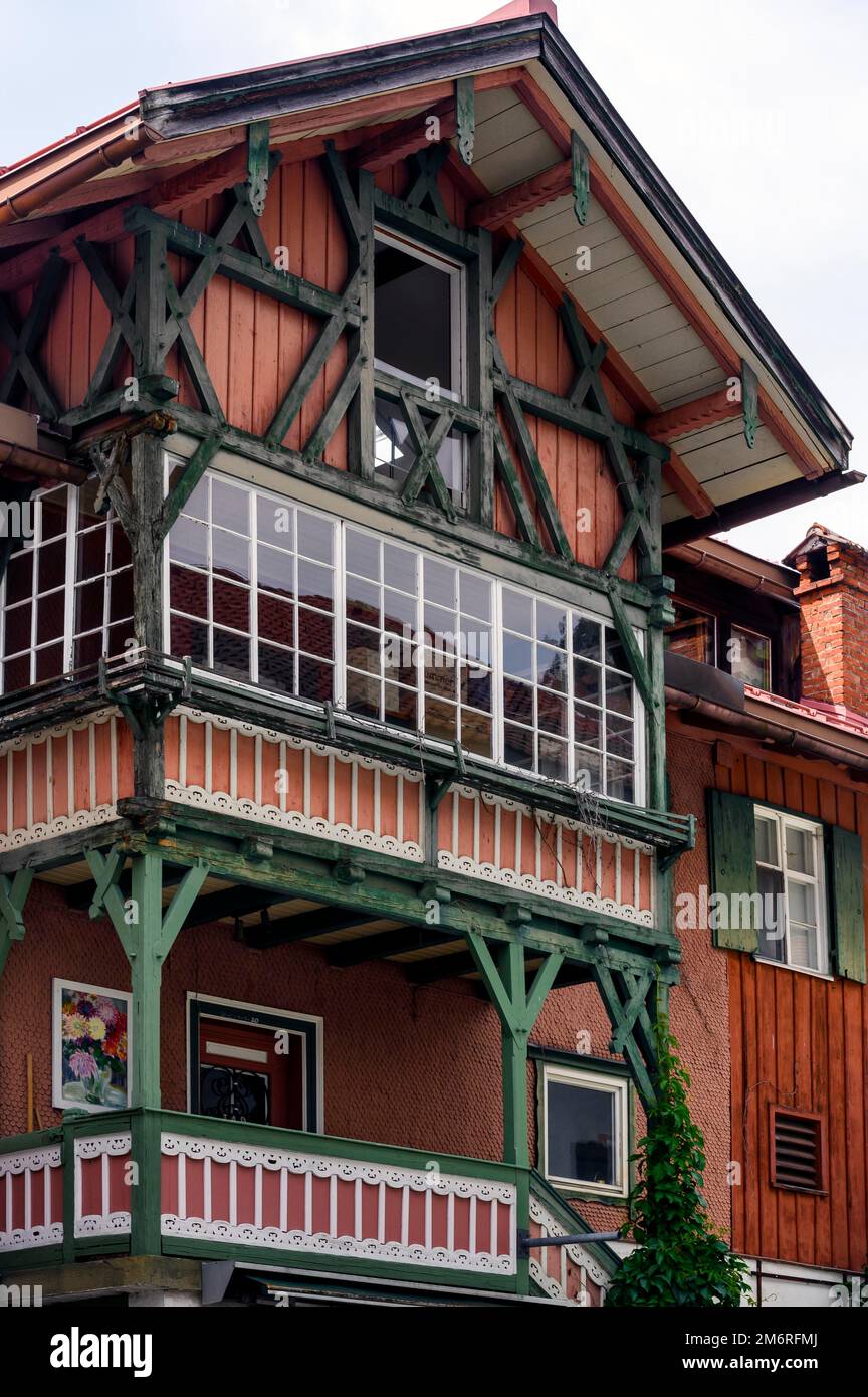 Alte Holzfassade mit Halbholzmöbeln und Balkonen, Hindelang, Allgaeu, Bayern, Deutschland ...
