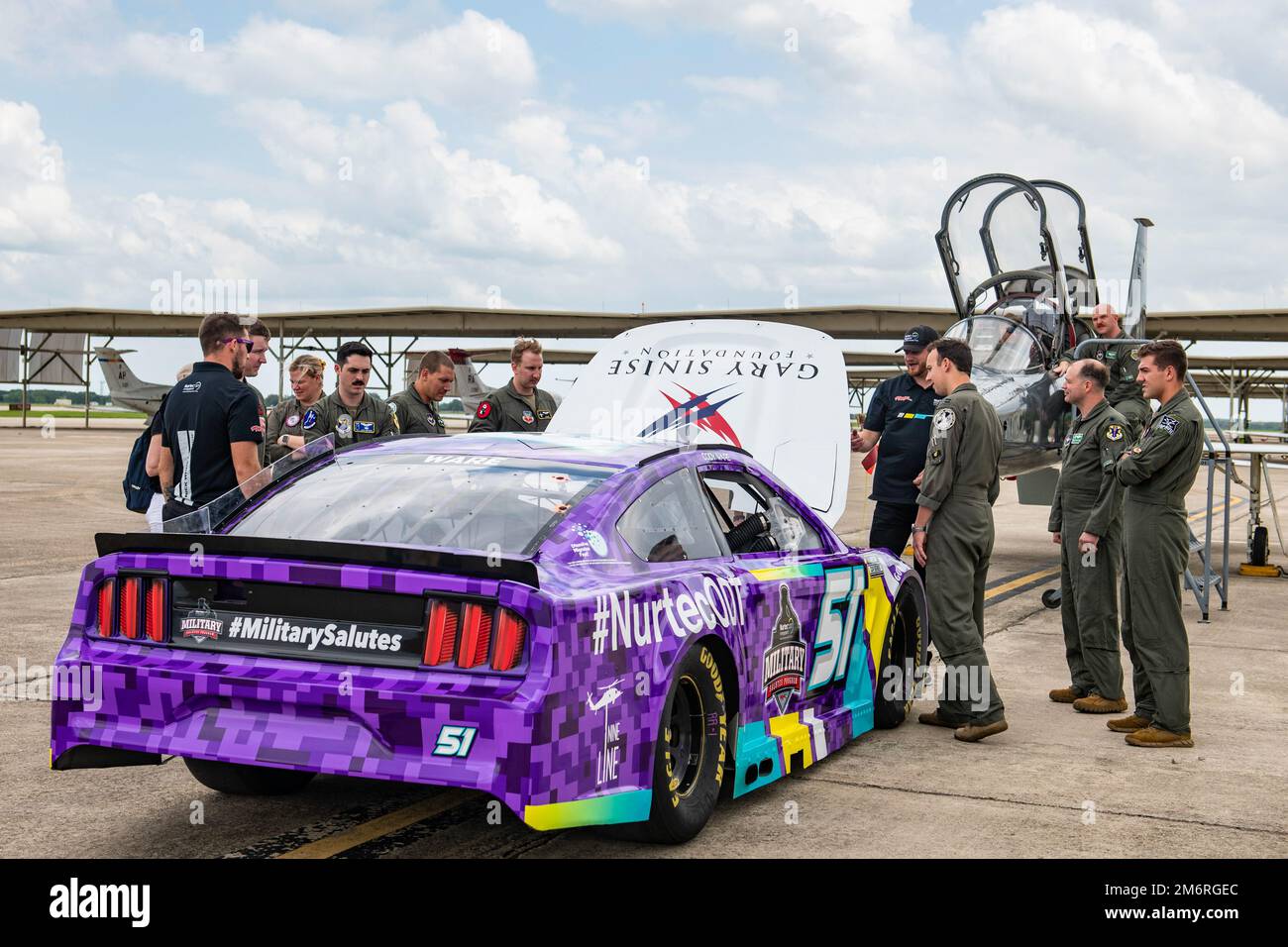 Die Mitglieder des 12. Flying Training Wing sehen sich den NASCAR Cup ...